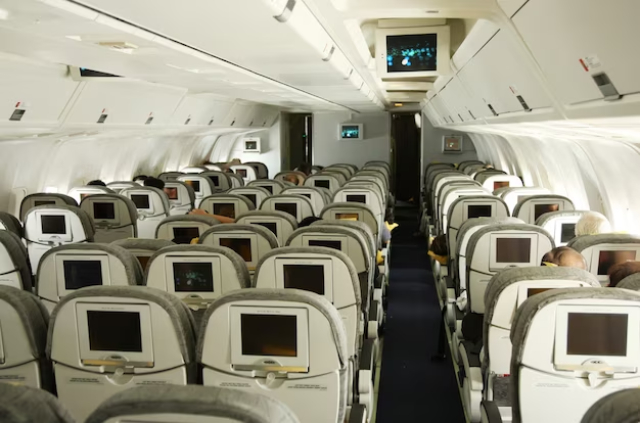 Comissários de bordo revelam os 5 lugares mais sujos de um avião