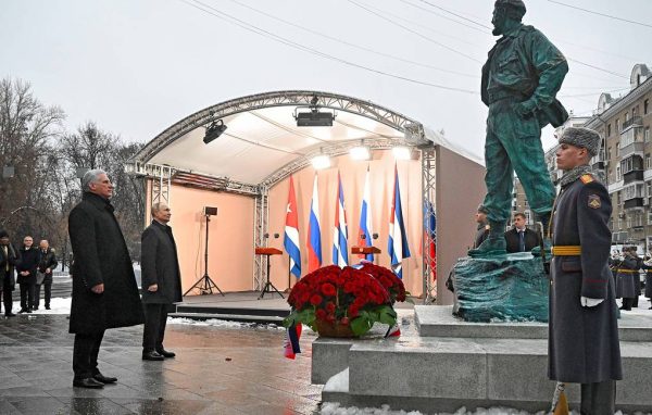 Putin recebe ditador de Cuba para inaugurar estátua de Fidel