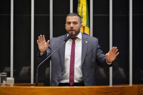 Jordy critica plano de Lula para celulares roubados e cita PCC e CV
