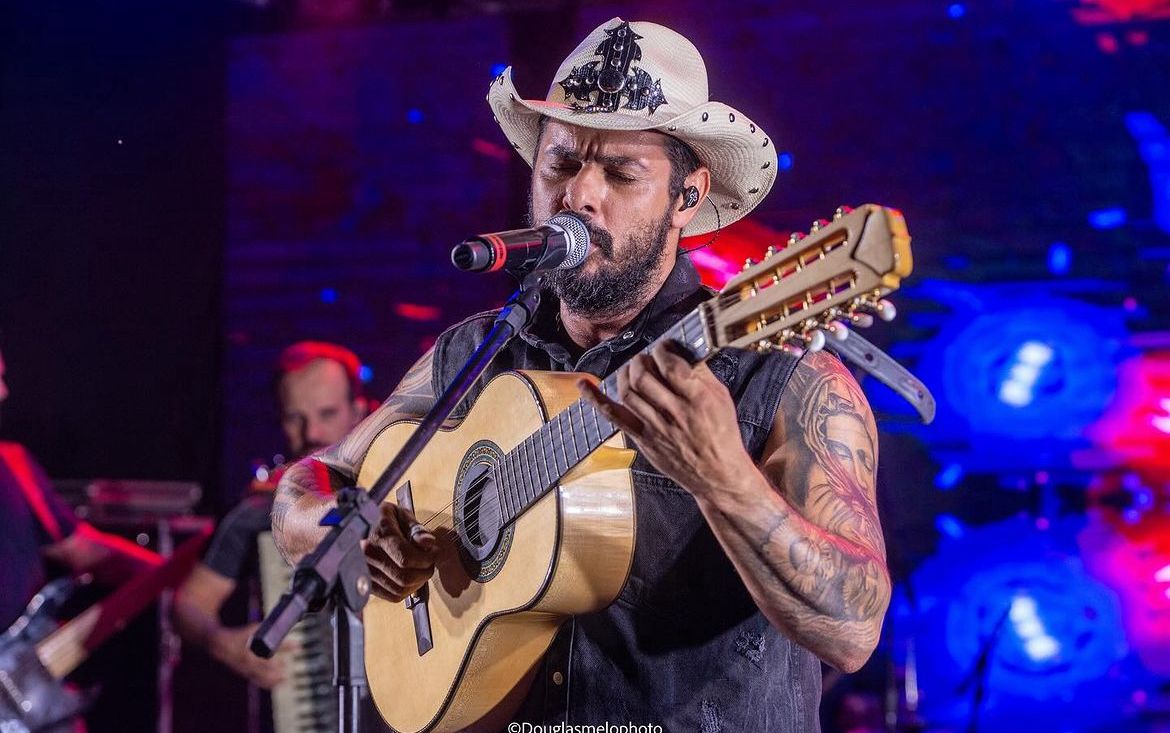 João Carreiro homenageou Marília Mendonça e avô que morreu em músicas